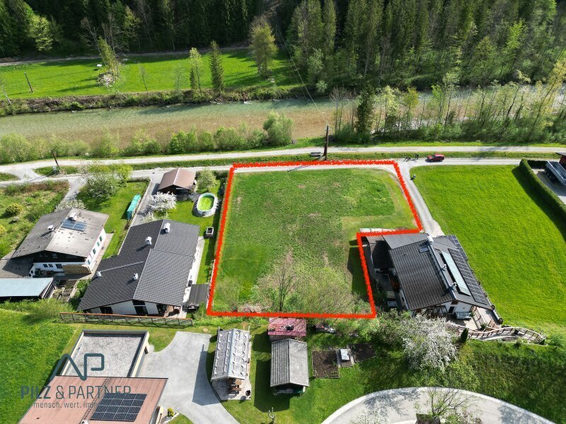 Auto prallte gegen Baum: Zwei Schwerverletzte in der Scheffau | SN.at