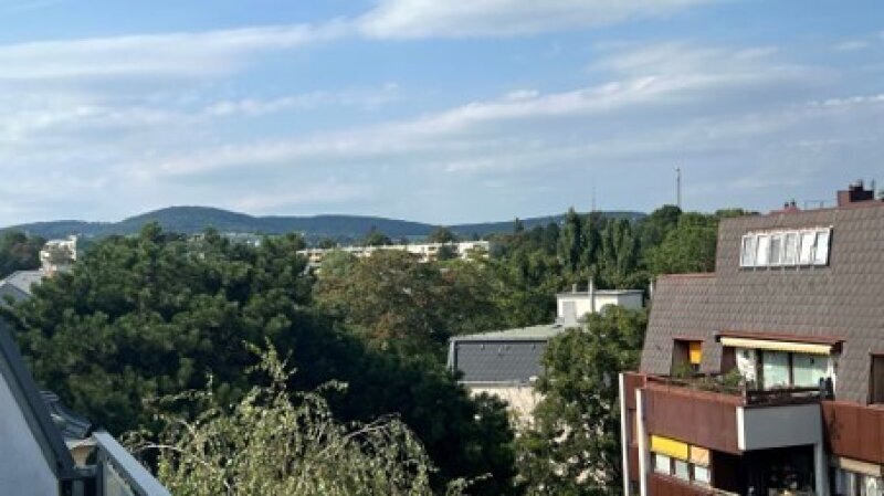DG-Wohnung mit Balkon – Einzigartige Lage und atemberaubende Aussicht! Befristet vermietet bis ...
